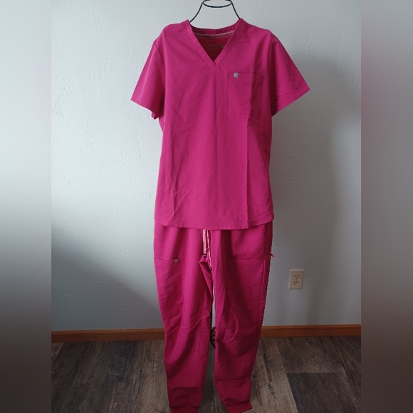 Fabletics | Pants & Jumpsuits | Fabletics Scrub Set Scrub Top Lrg And ...
